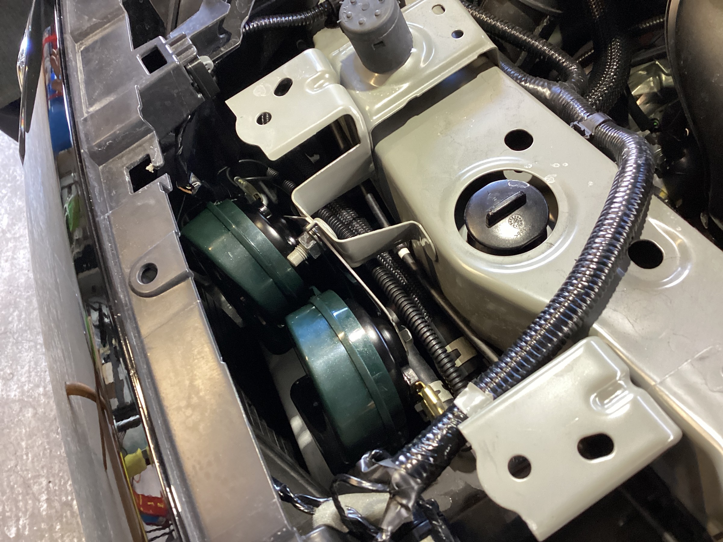 オーラニスモ FE13 ホーン交換します！ | 日産 オーラニスモ その他パーツ | カスタマイズ別ショーケース | コクピット 名取 | お ...