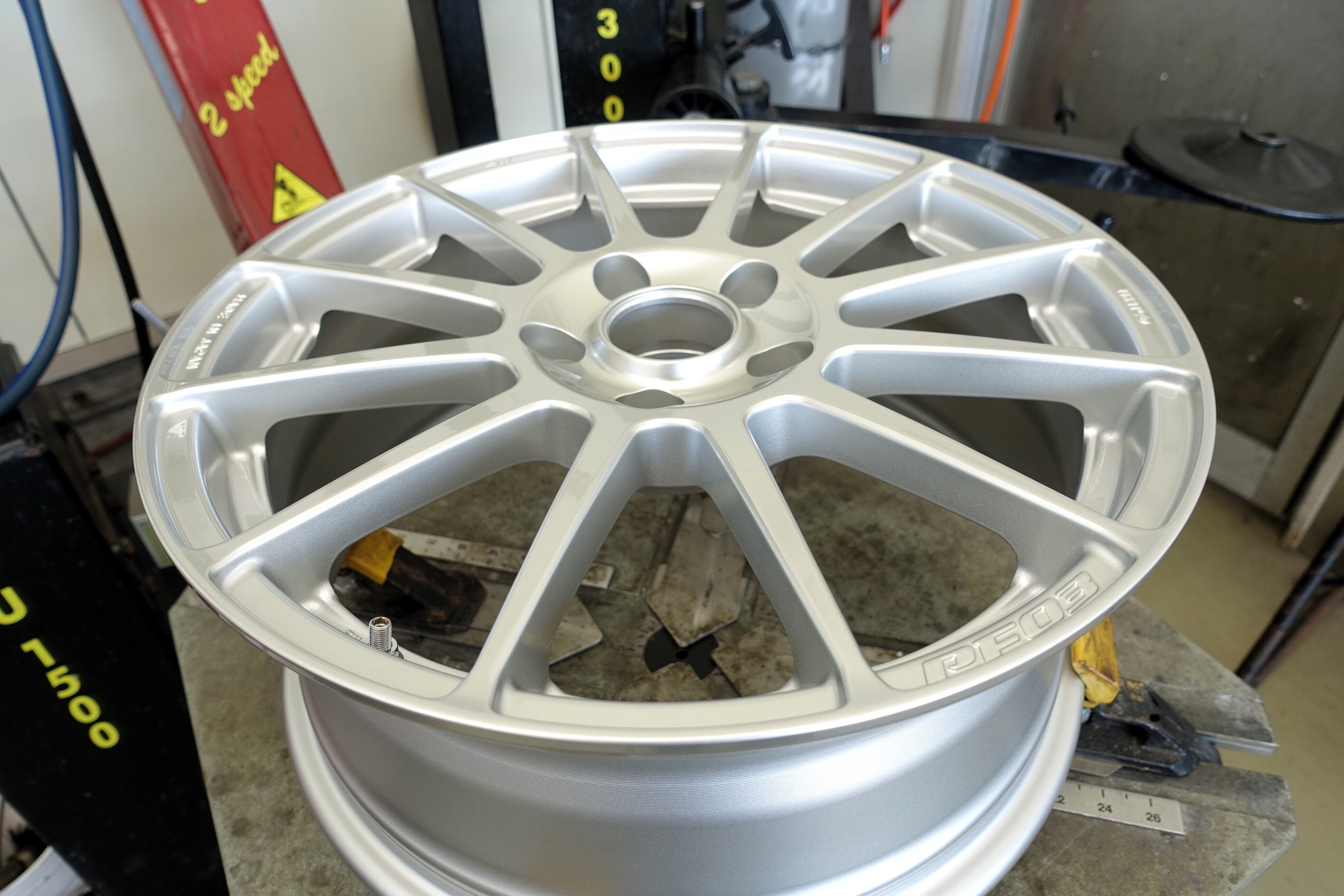 飽きのこないシンプルなデザインが人気の理由！スズキ スイフトスポーツ（ZC33）に「ENKEI PF03」の取り付け！ | スズキ スイフト スポーツ | 店長アサコのブログ | コクピット ...