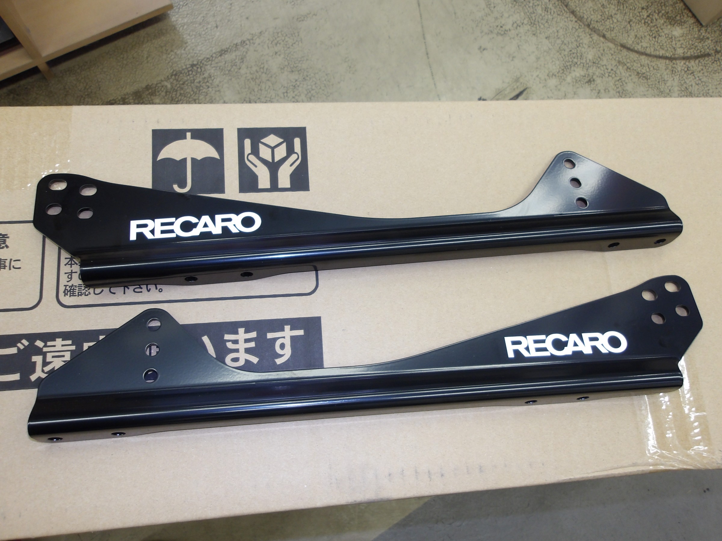 キャロル（AC6P）レカロ製コンフォートバケットシート「RCS」装着（左右） | マツダ キャロル インテリア インテリア > シート交換 | 作業日誌 | コクピット 川越 | お店の得意技紹介