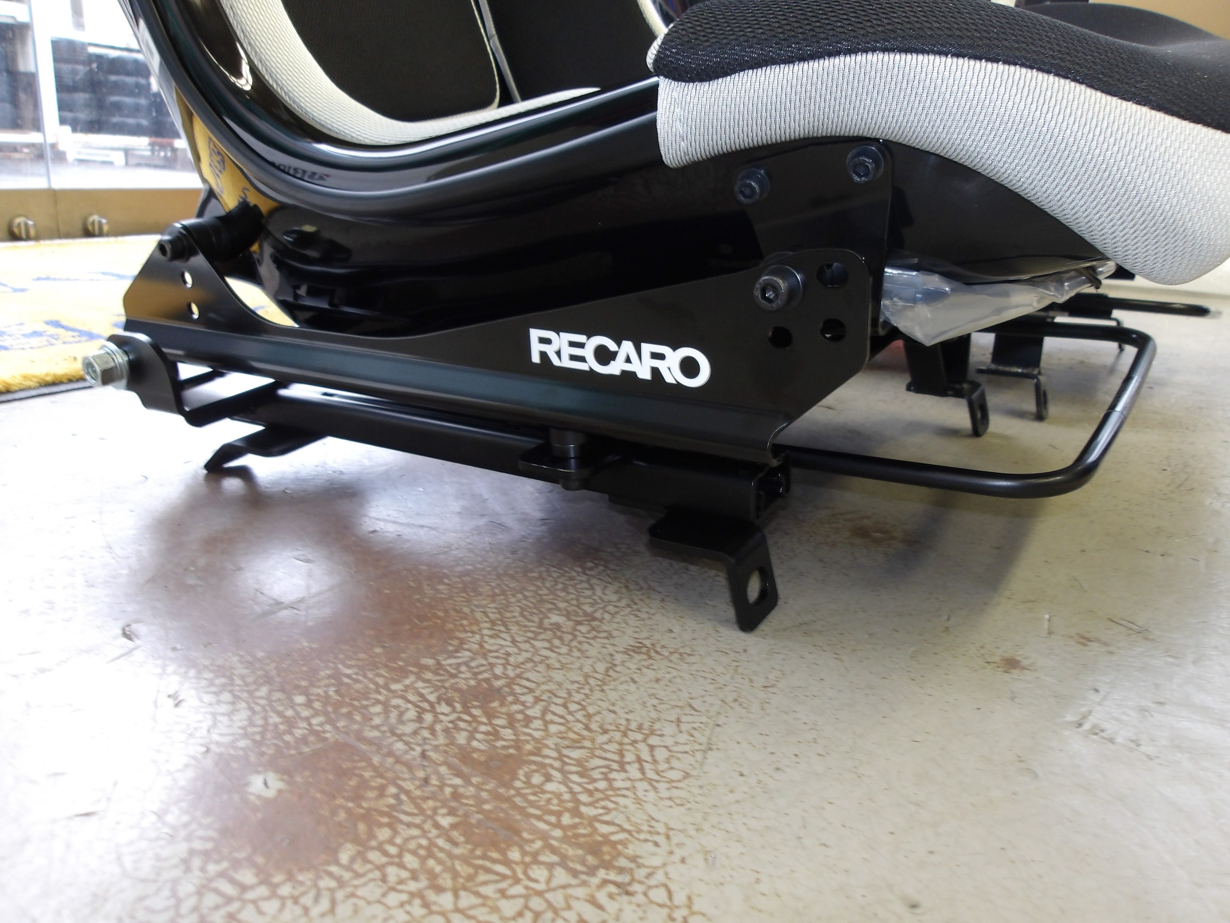 キャロル（AC6P）レカロ製コンフォートバケットシート「RCS」装着（左右） | マツダ キャロル インテリア インテリア > シート交換 | 作業日誌 | コクピット 川越 | お店の得意技紹介