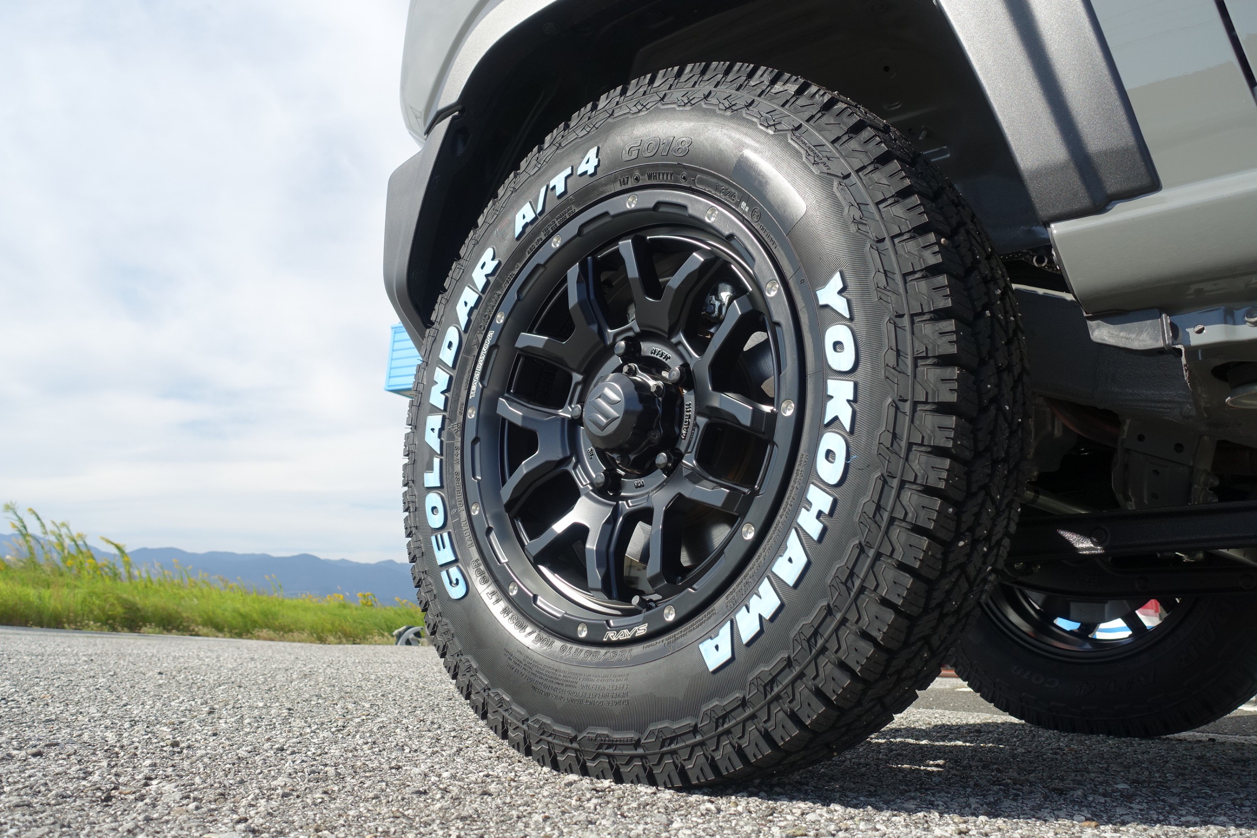 こんな2つのパーツで見た目と快適性は大きく変わります！スズキ ジムニー（JB64W）に「RAYS DAYTONA F6 BOOST」＆「RECARO SR-C UT100H」の取り付け ...