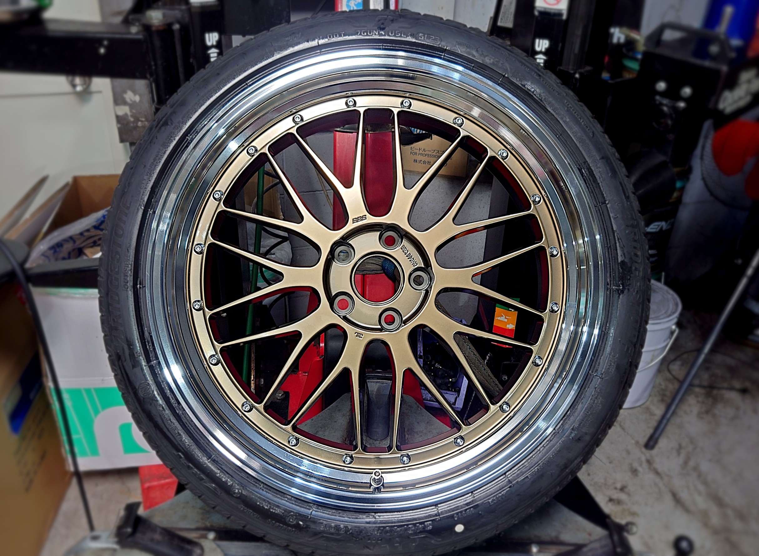 BBS LM “LM30周年記念モデル”「ダイヤモンドゴールド & BKBDリム」& ブリヂストン アレンザ 001 の装着作業 ／ トヨタ ハリアー ハイブリッド | トヨタ ハリアー ...