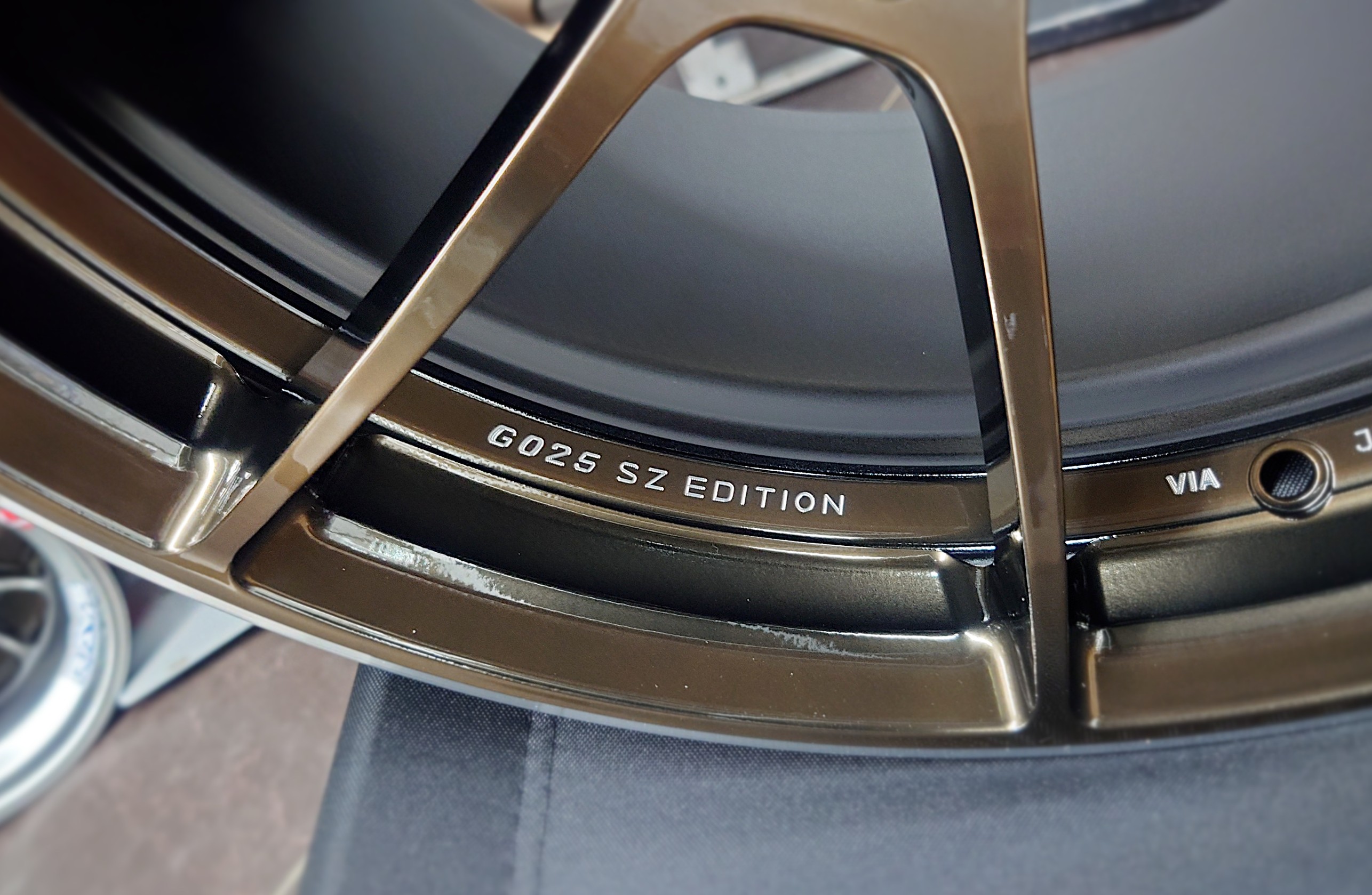 RAYS VOLK RACING G025 の 新色「シャイニングブロンズメタル」を纏ったモデル 「G025 SZ EDITION」絶賛展示中です | ホイール タイヤ > タイヤ・ホイール ...