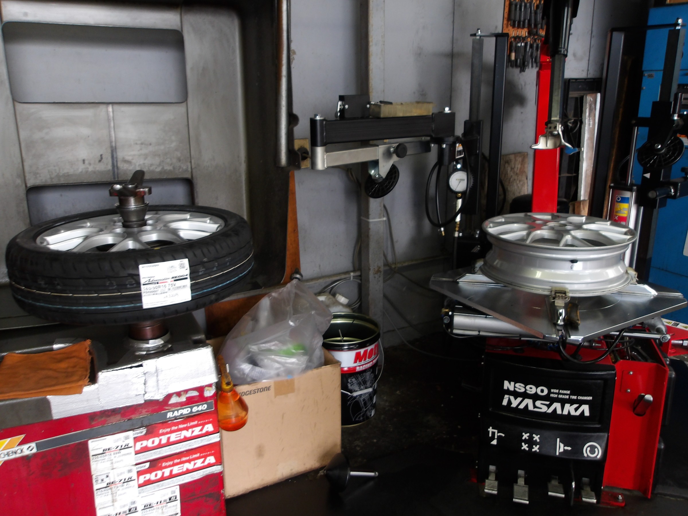 コペン（LA400K）ブリヂストンタイヤ「ポテンザ アドレナリン RE004」装着。 | ダイハツ コペン タイヤ タイヤ > タイヤ交換 | 作業日誌 | コクピット 川越 | お店の得意技紹介