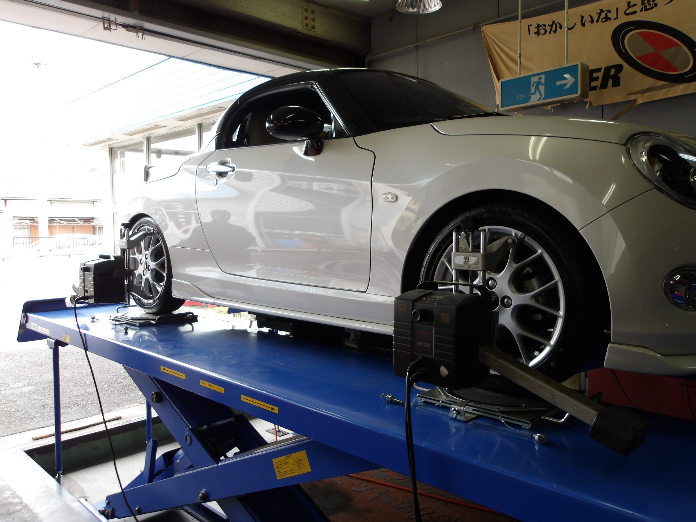 コペン（LA400K）ブリヂストンタイヤ「ポテンザ アドレナリン RE004」装着。 | ダイハツ コペン タイヤ タイヤ > タイヤ交換 | 作業日誌 | コクピット 川越 | お店の得意技紹介