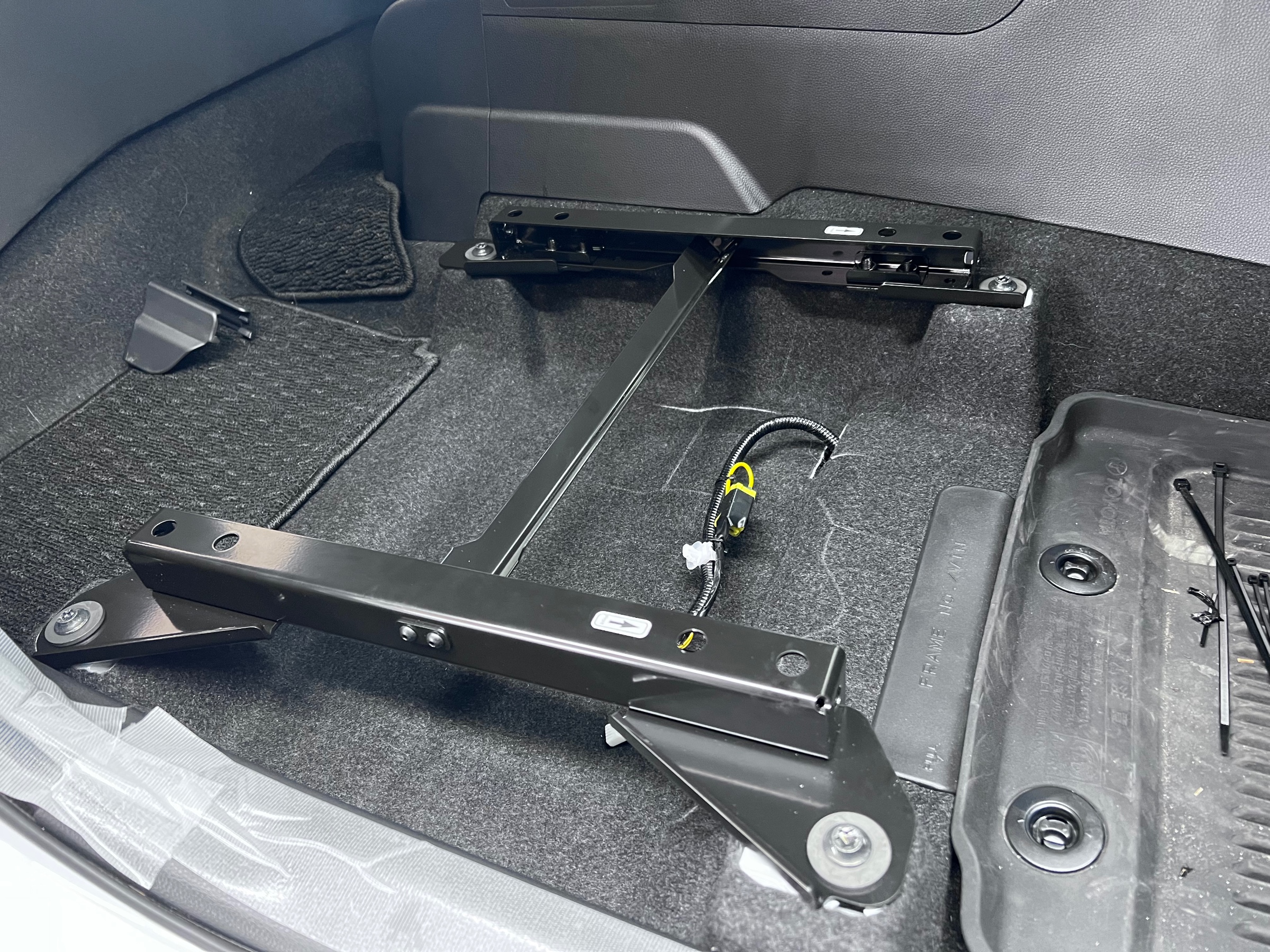 ヤリス レカロシート取付け 《YARIS MXPA10 × RECARO SR-S BK100》 | トヨタ ヤリス インテリア | スタッフ 日記 | コクピット 荒井 | 車のカスタマイズ ...