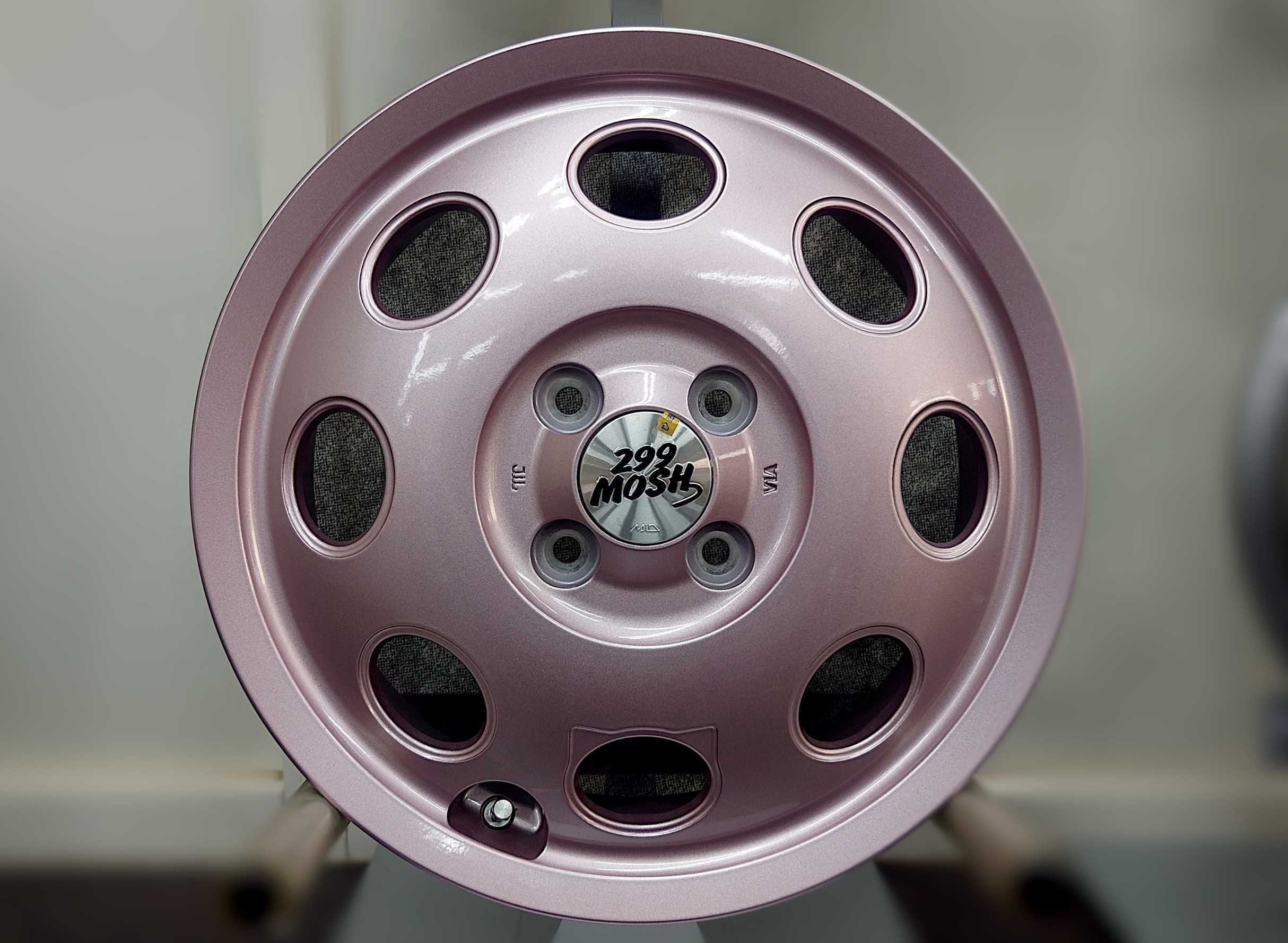 ネコ好き必見！個性あふれるキュートな一本♡ MID WHEELS 「299 MOSH maneki」“シロ”と“モモ” 期間限定で展示中です♡ | ホイール タイヤ > タイヤ・ホイール交換 ...