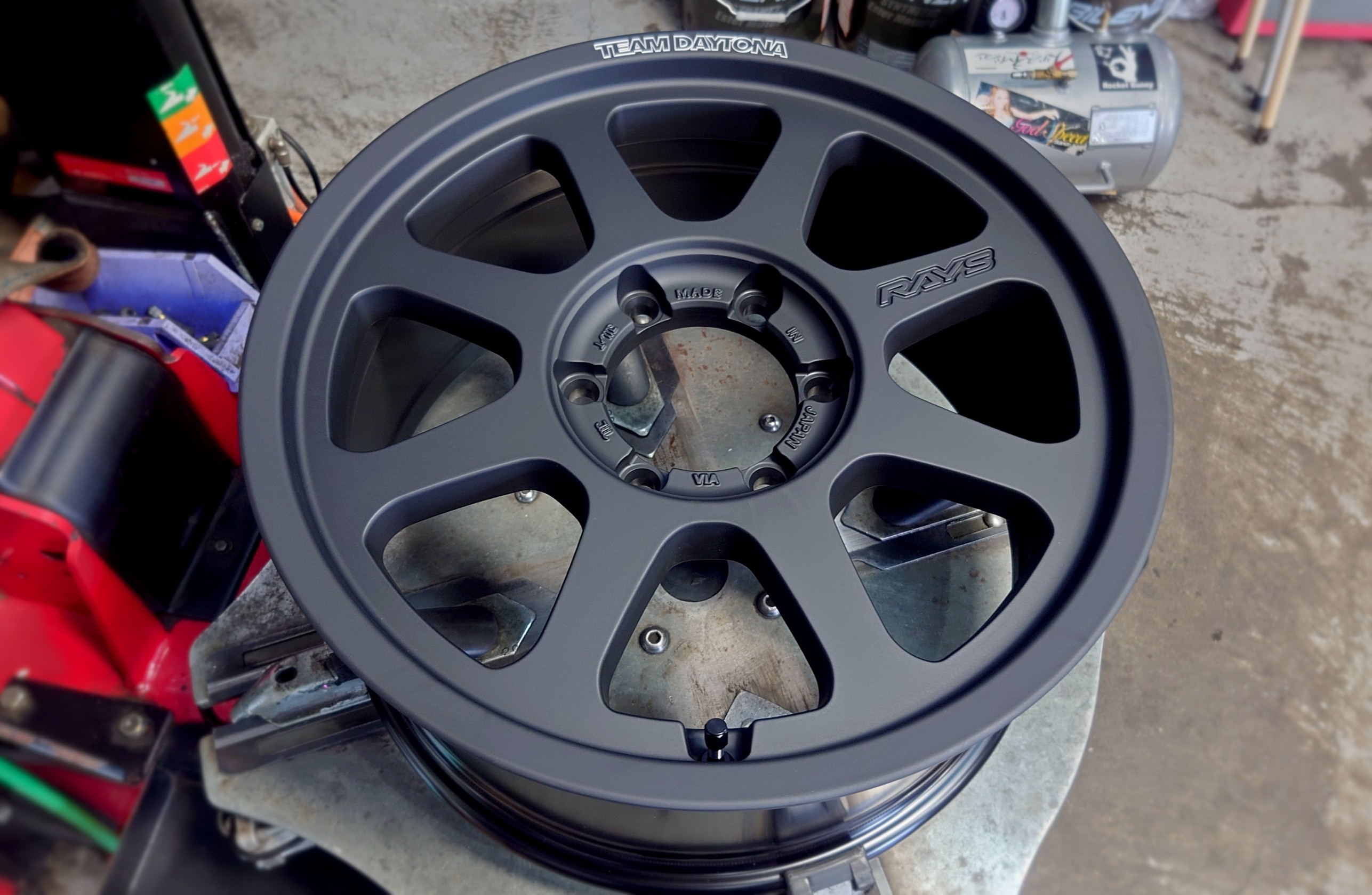 RAYS（レイズ） TEAM DAYTONA（チームデイトナ） D108 の装着 と ブリヂストン スタッドレスタイヤ ブリザック DM-V3 の組み込み作業 ／ トヨタ ランドクルーザー ...