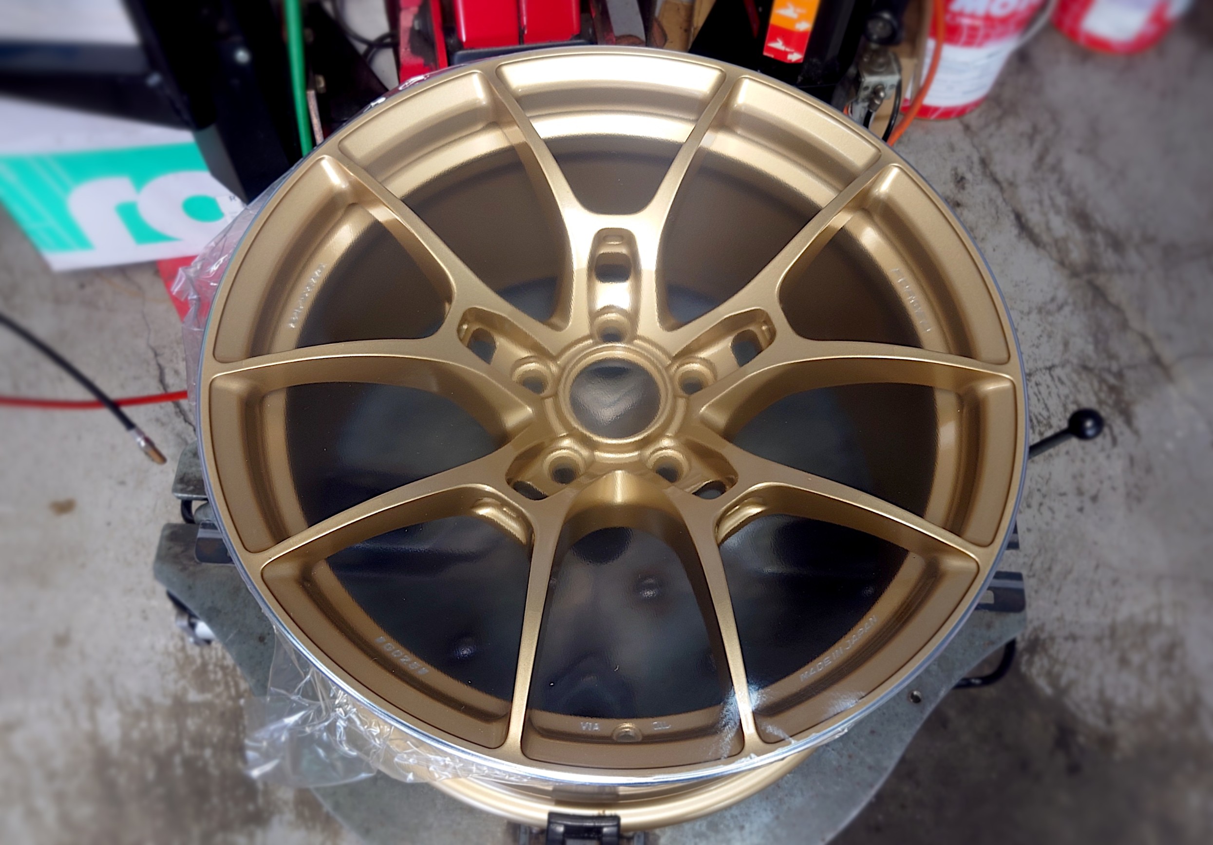 RAYS（レイズ）VOLK RACING（ボルクレーシング） G025 “Gold/Rim Edge DC” の装着作業 ／ スバル WRX ...