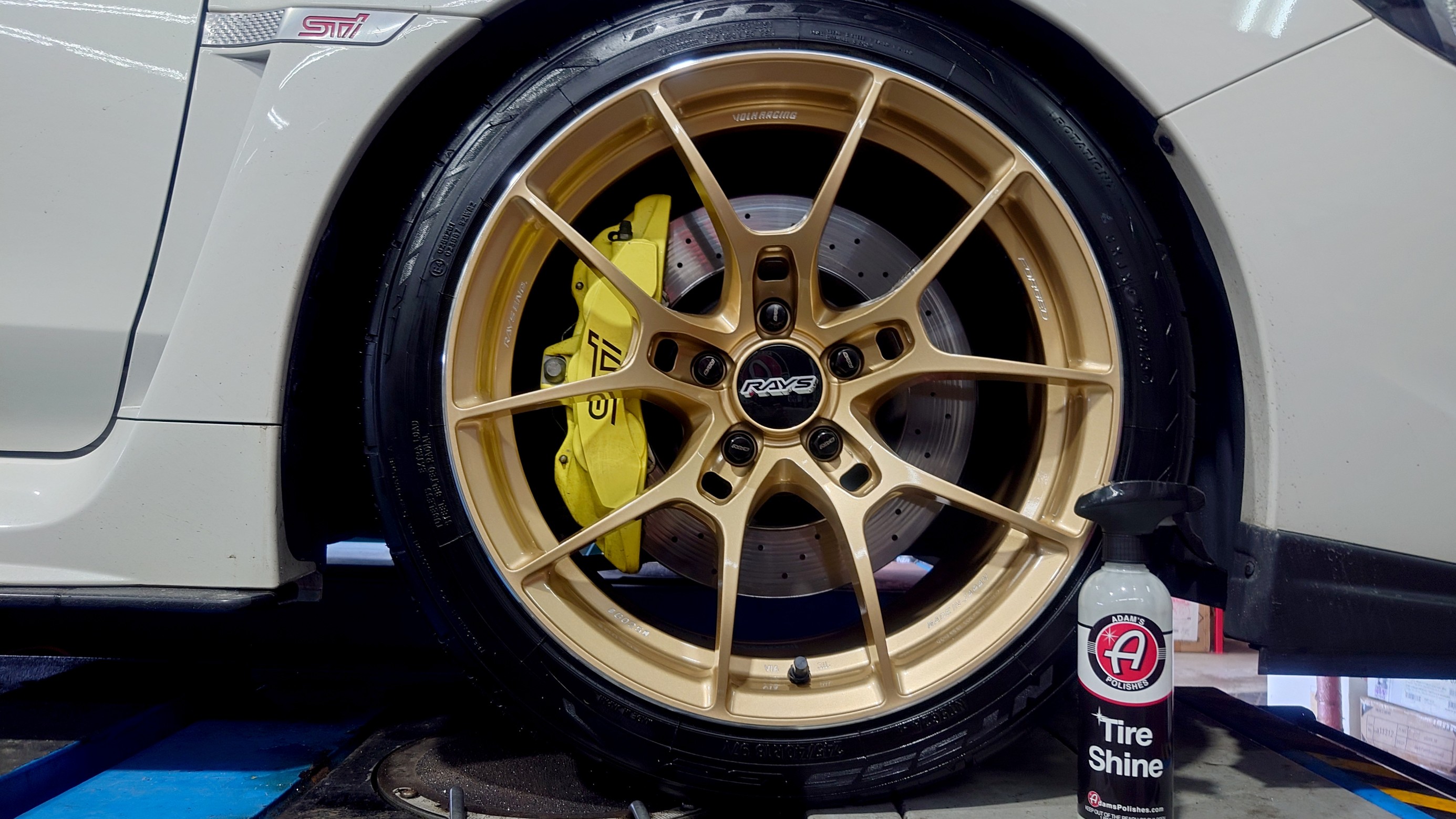 RAYS（レイズ）VOLK RACING（ボルクレーシング） G025 “Gold/Rim Edge DC” の装着作業 ／ スバル WRX ...
