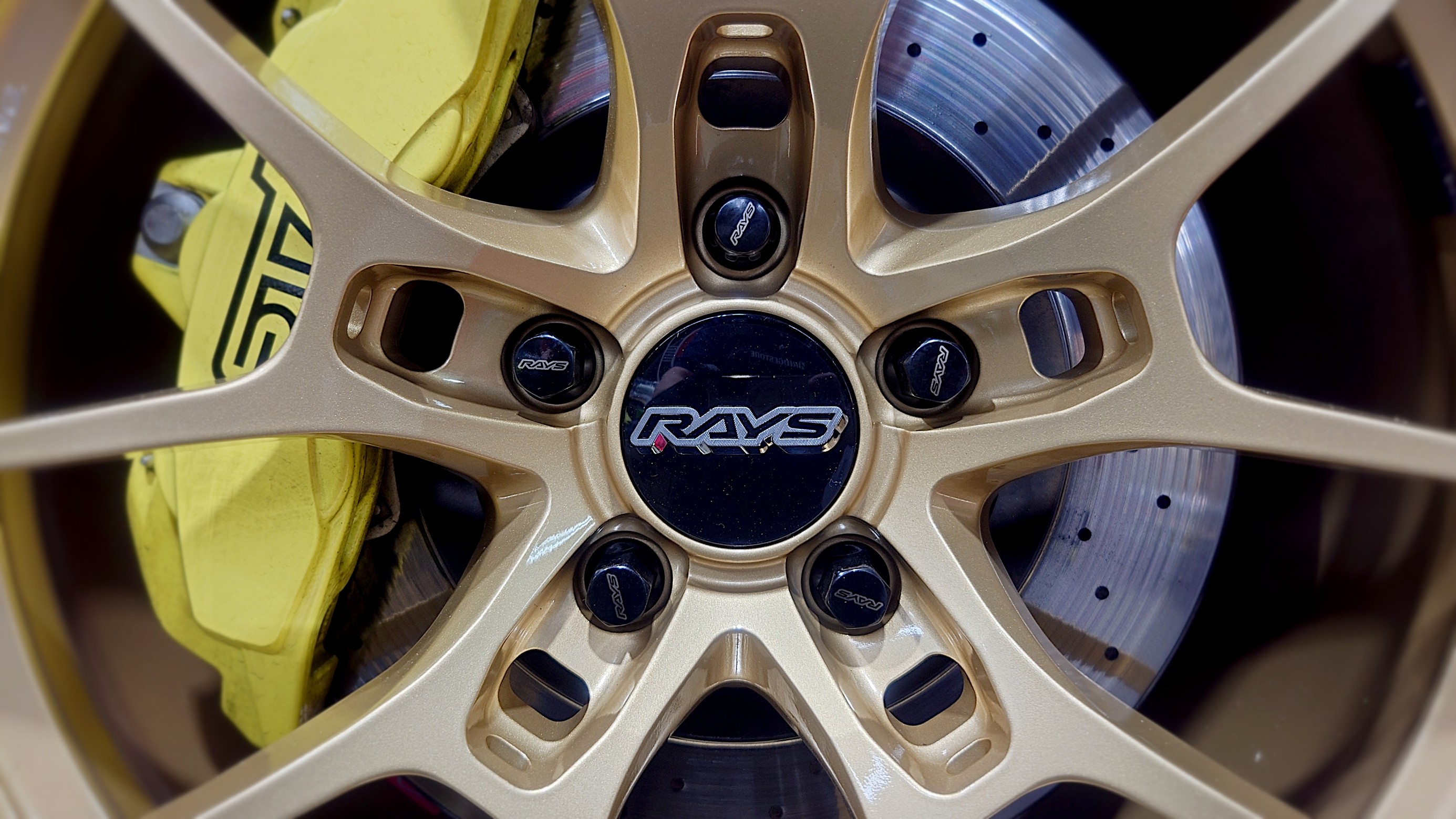 RAYS（レイズ）VOLK RACING（ボルクレーシング） G025 “Gold/Rim Edge DC” の装着作業 ／ スバル WRX ...