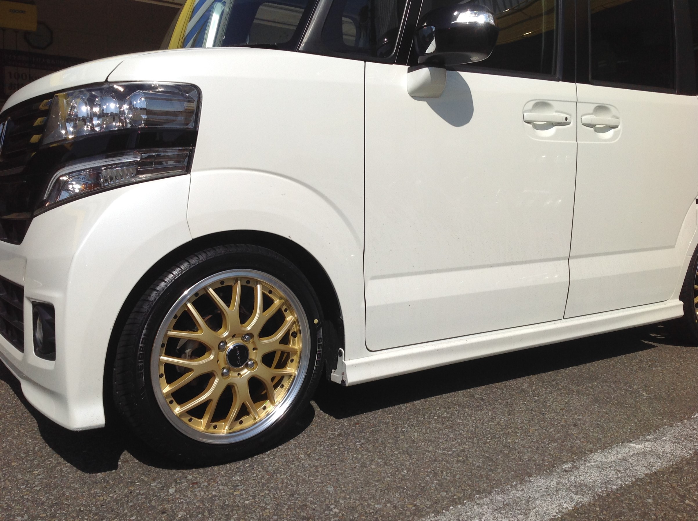 JF1 N-BOXカスタムさん、スタイリッシュにローダウン～♪ | ホンダ N-BOXカスタム 足まわり（サスペンション・ブレーキ） タイヤ > タイヤ・ホイール交換 | スタッフ日記 ...